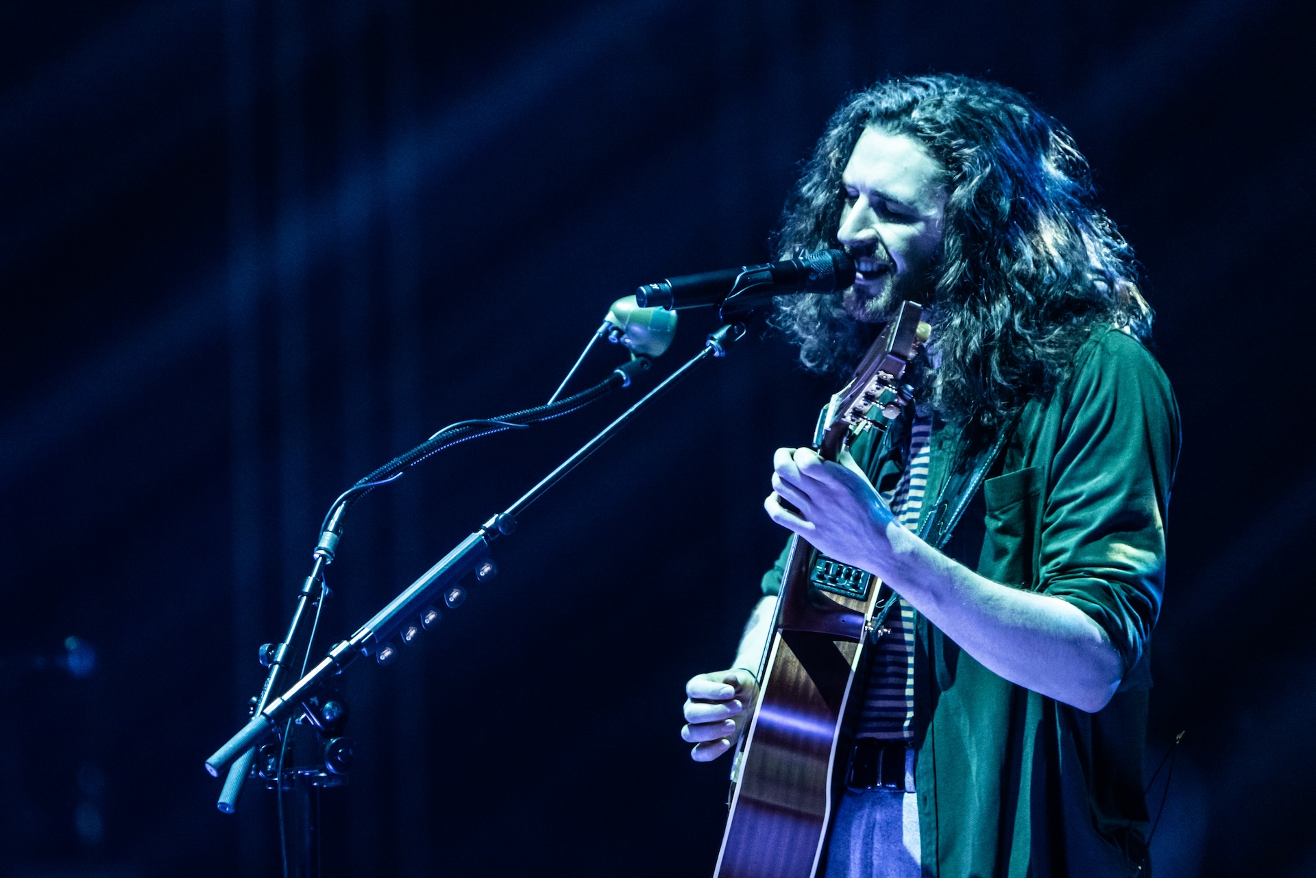 Hozier's majestic music connects on a big scale at The Mann - WXPN | Vinyl At Heart