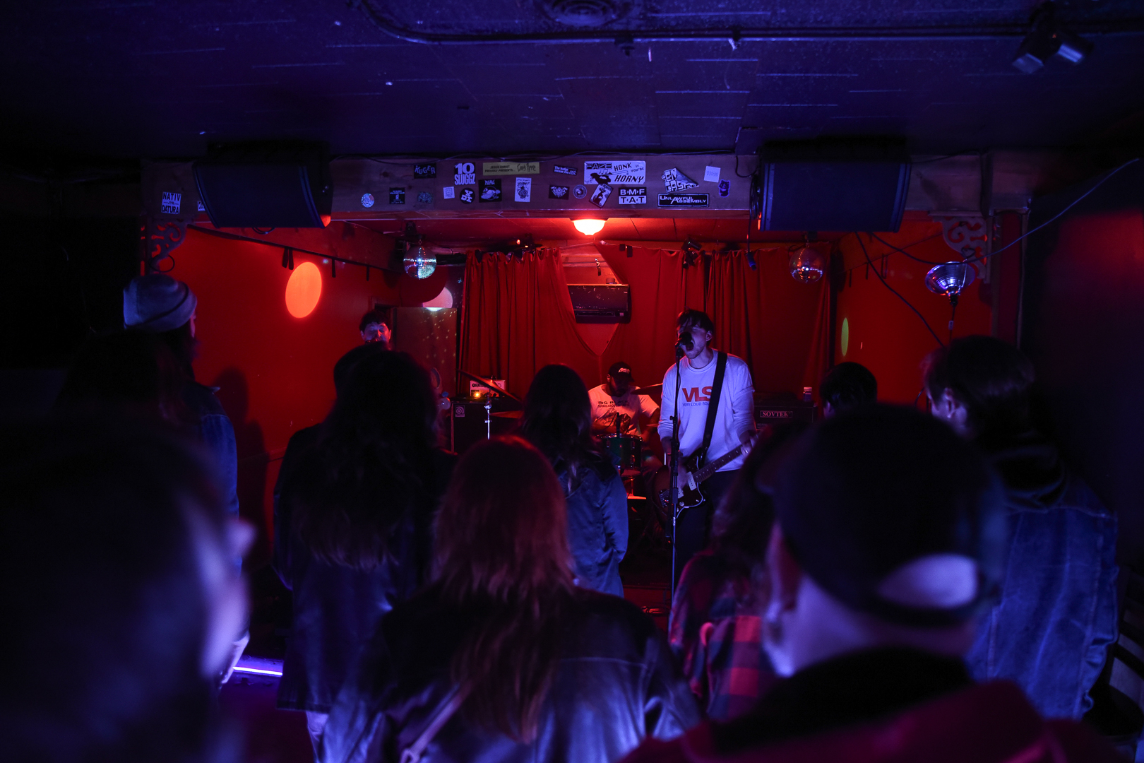 We Love A Friend Show: Dazy, Eight, and The Talking Kind take on Foto ...